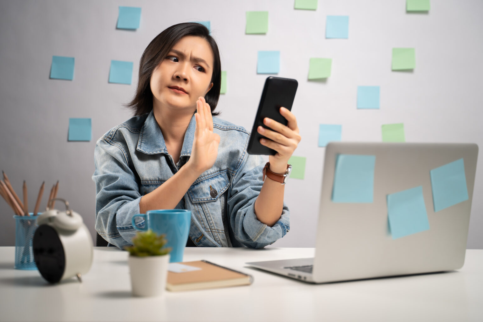 Mengenal Konten Eksplisit yang Gamblang dan Terang-terangan