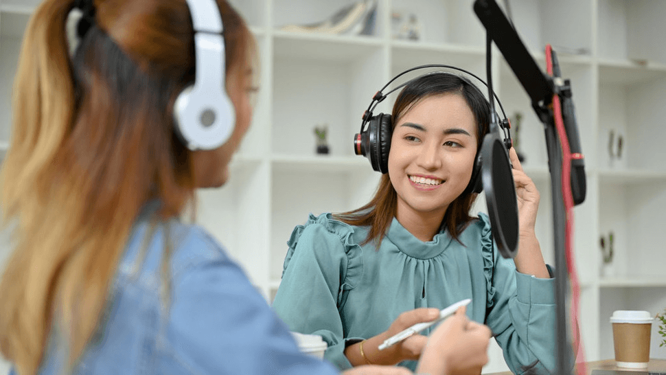 7+ Contoh Earned Media, Salah Satunya Tampil di Podcast!