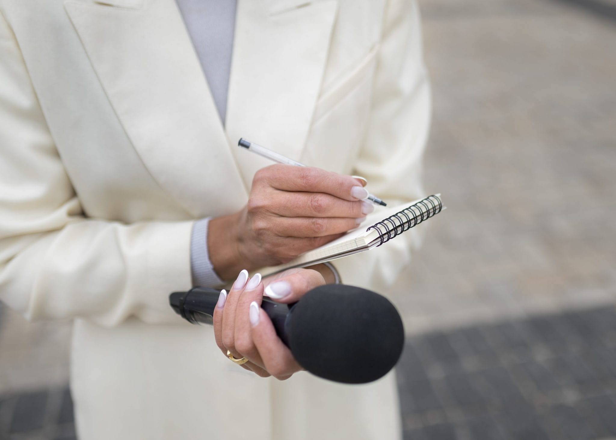 8 Contoh Naskah Berita TV yang Singkat dan Informatif