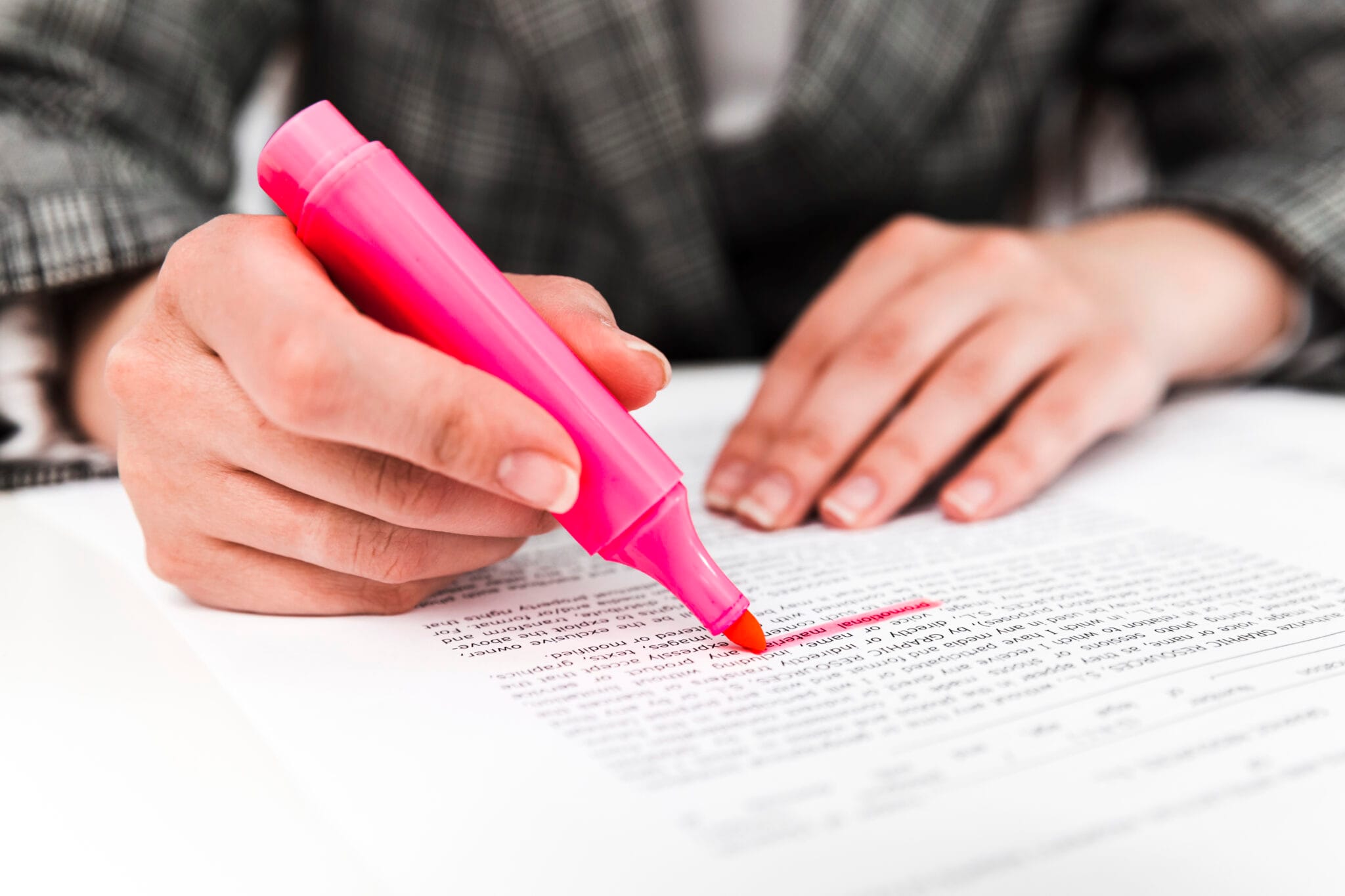 8 Contoh Naskah Berita TV yang Singkat dan Informatif